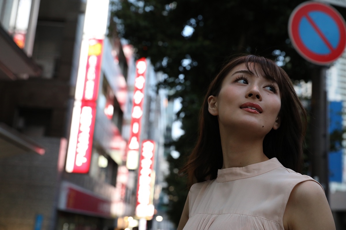 【写真】謎の美女・フミカ もう少しだけあなたのそばにいさせて…|newsポストセブン Part 2