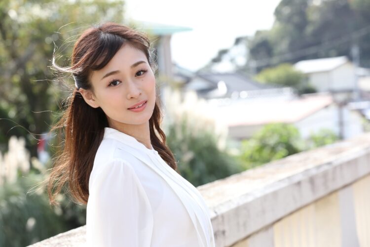 【写真】謎の美女・フミカのラスト そして、波に抱かれて…|newsポストセブン