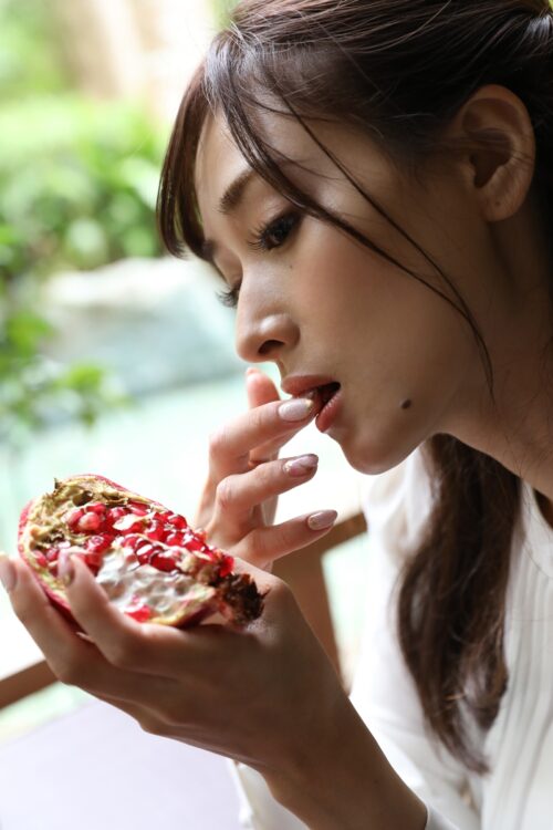 【写真】謎の美女・フミカのラスト そして、波に抱かれて…|newsポストセブン