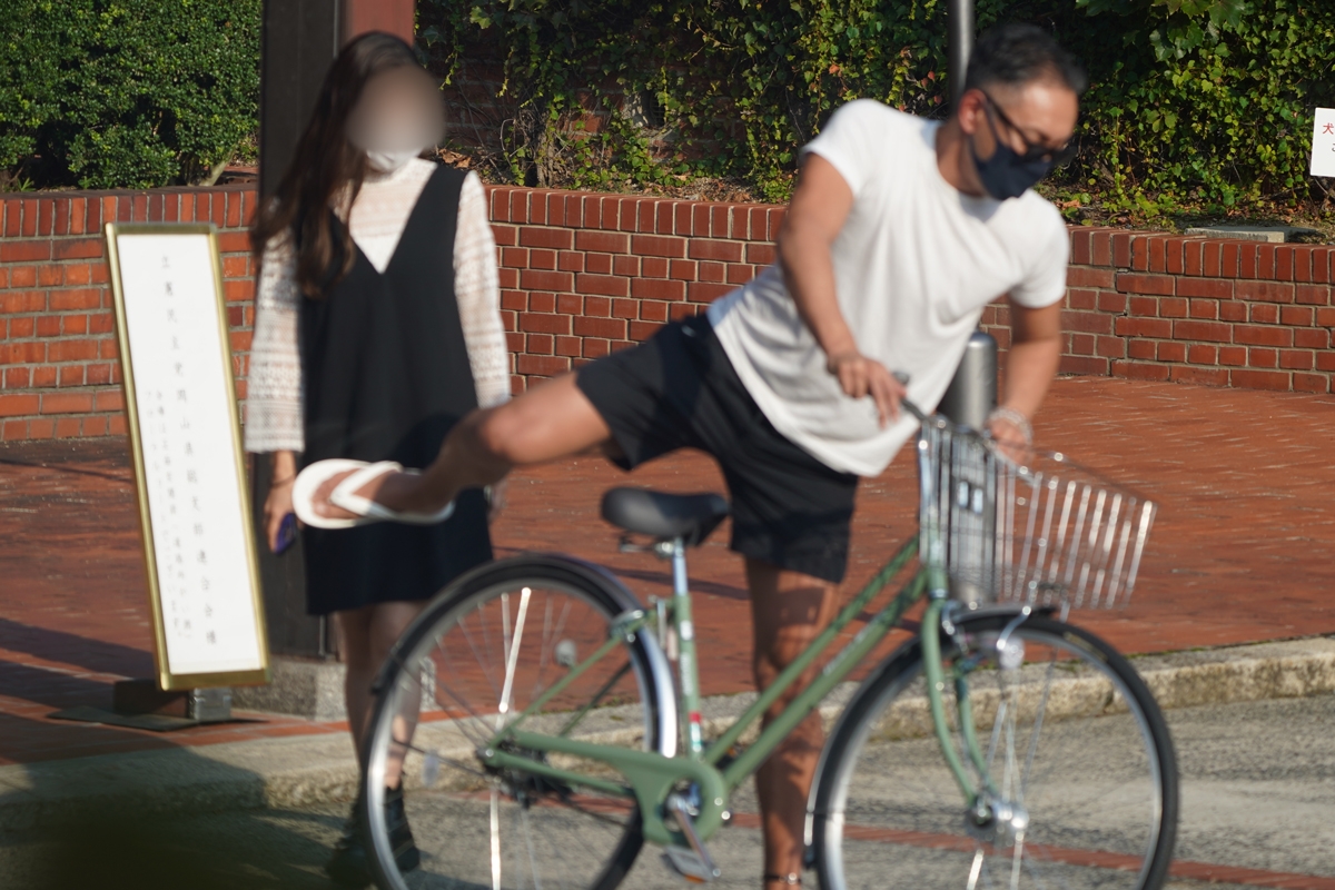 市川海老蔵、2人の女性とデート【前編】倉敷で黒髪美女との早朝密会全詳報|newsポストセブン