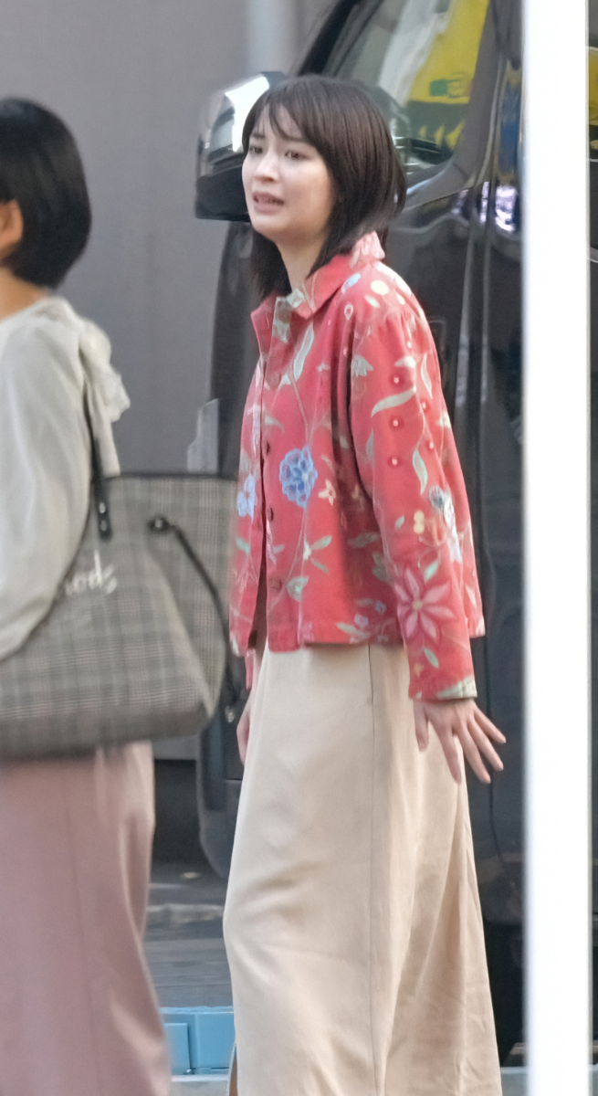 【バスケ界の“勝利の女神”】広瀬すずが日本代表戦を観戦 ドレスにバスケシューズのコーデで登場、選手と記念撮影も｜newsポストセブン Part 9