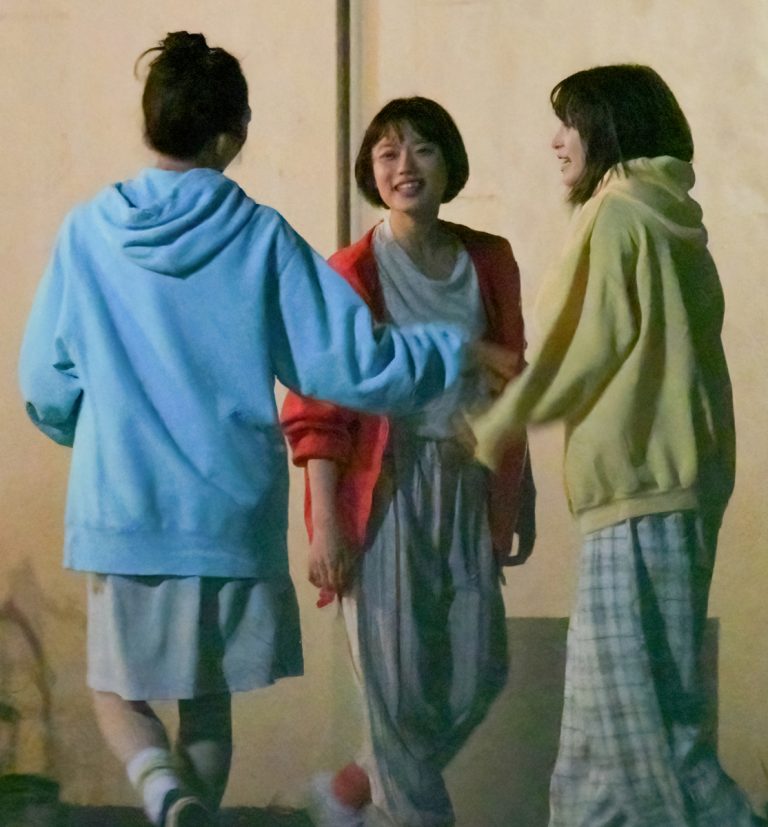 広瀬すず、杉咲花、清原果耶のトリプル主演映画、ロケ車が大破事故 プロデューサーや監督は大けが、公開は大幅延期も|newsポストセブン