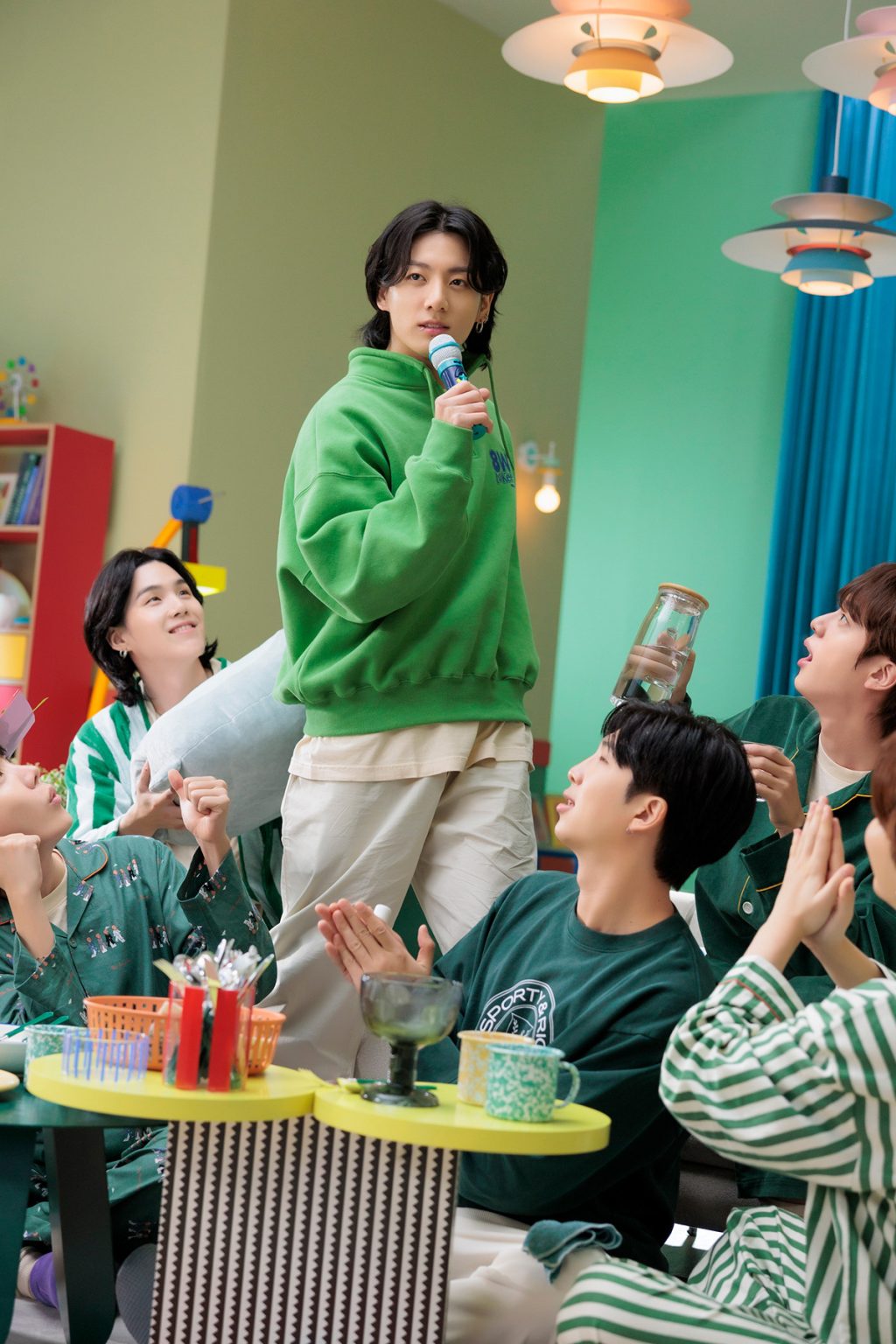 BTS出演「キシリトール」新CMはメンバー7人が“ルームウェア姿でパジャマパーティー”を満喫｜NEWSポストセブン - Part 5