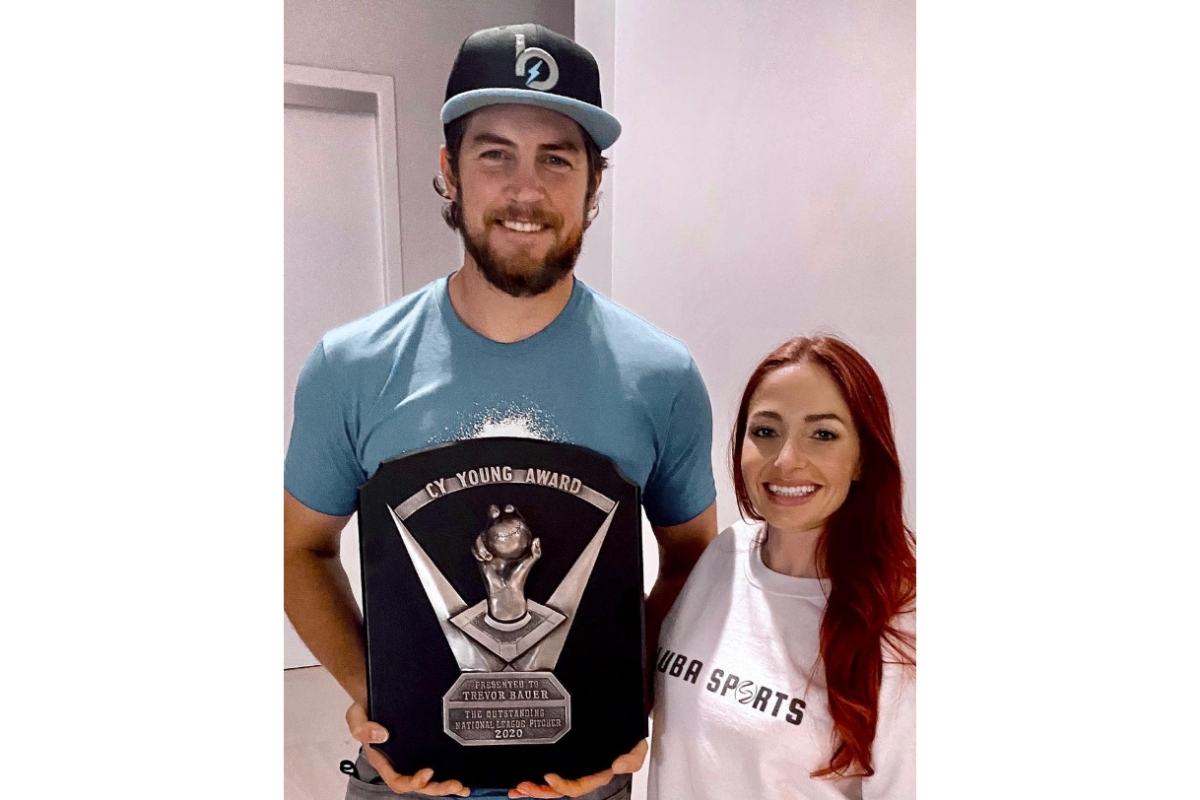 DeNA・バウアーの美人代理人と親密な「謎の美女」の正体 実はライバル球団「エースの実妹」だった｜NEWSポストセブン