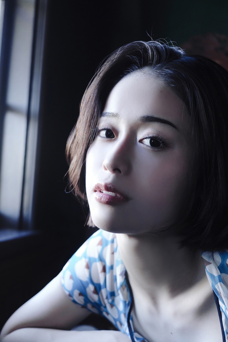 【唯一無二の透明感】MINAMO、小柄でも圧倒的な存在感「そんなに見つめられると…」｜NEWSポストセブン - Part 2