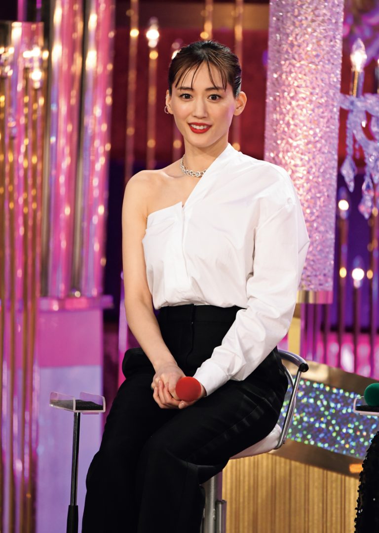 吉永小百合、綾瀬はるか、上戸彩、浜辺美波、安藤サクラ…日本アカデミー賞授賞式を彩ったファッションの数々|newsポストセブン