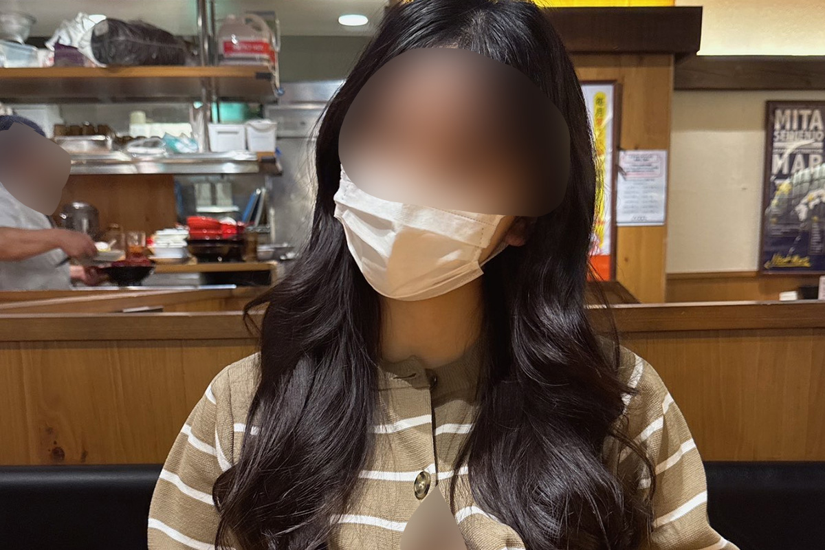 【写真】《あられもない姿に困惑》またも丸出し“浪人生”女性が〈どっちが好き??〉と店内で胸露出 『三田製麺所』は「顧問弁護士と協議の上で対応を検討」|newsポストセブン