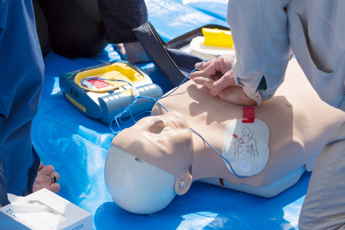 《ABEMAに疑惑》「AED人命救助したら強制わいせつで被害届」現役医師が違和感を覚えた”毛布・名刺・倒れた女性”のナゾ 広報部の回答は｜NEWSポストセブン - Part 3